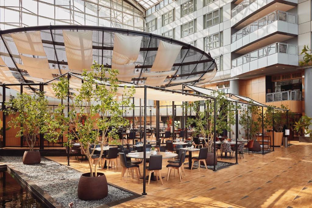 Plume: new buffet restaurant at Van der Valk Paris CDG Airport - Grand ...
